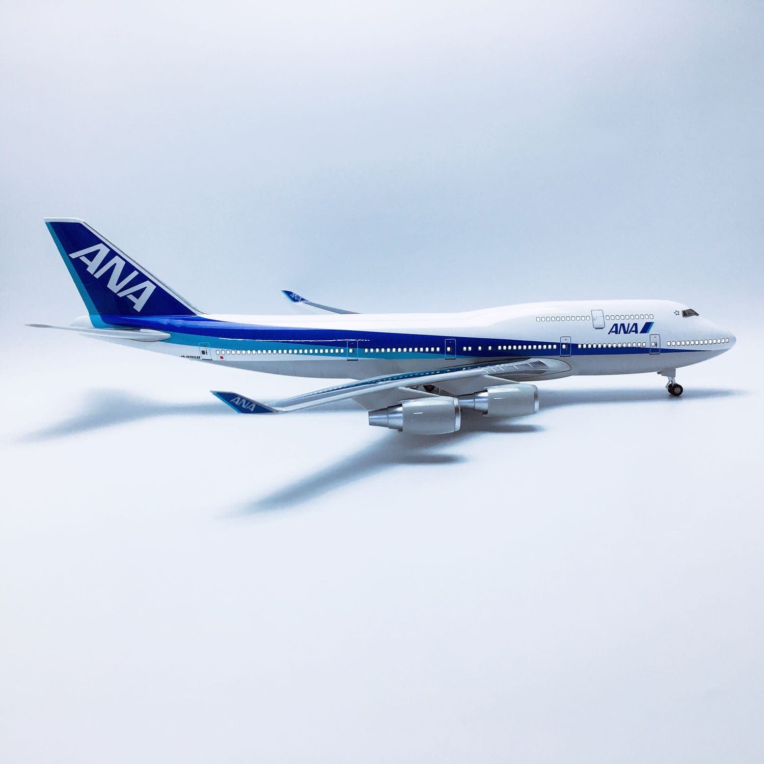 B747-400 ANA - Escala 1/150 - 47cm - 18,5 pulgadas – Flying Dreams International